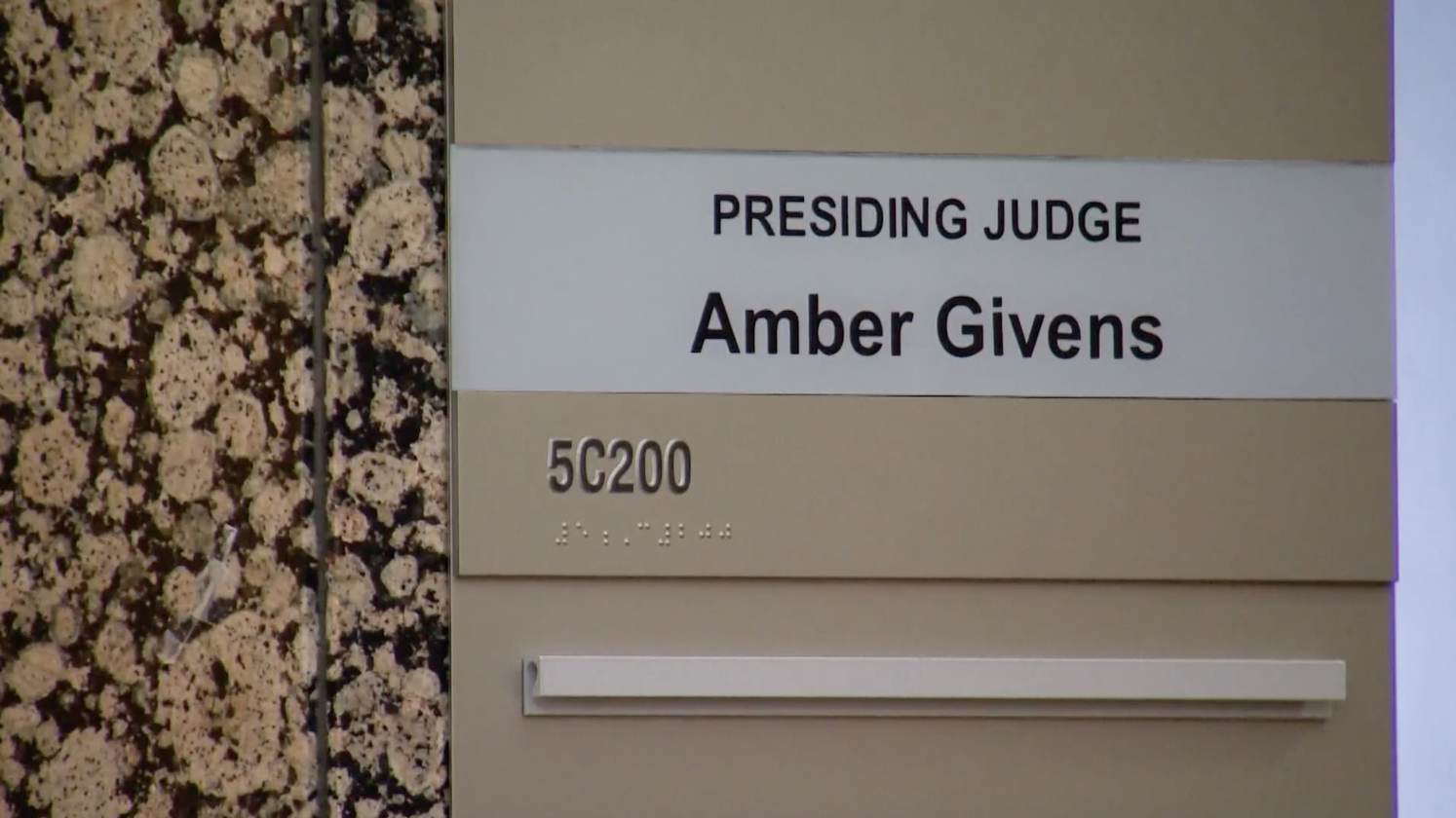 Kaufman DA clears Dallas judge of crimes, but scolds her for being ...